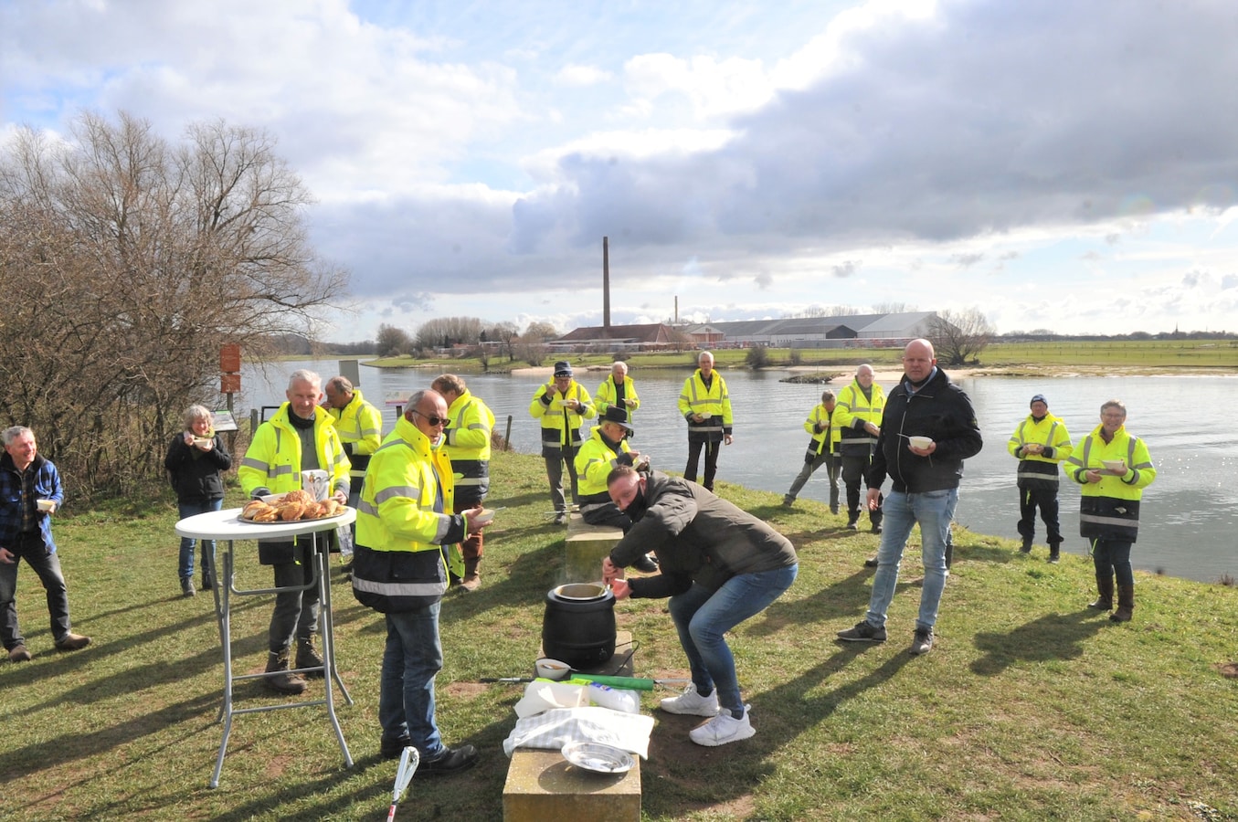 Soep en broodjes voor de zwerfvuilploeg in Renkum | Foto | gelderlander.nl