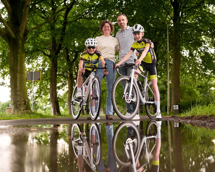 Sven (12) ‘vliegt’ Alpe d’Huez af, ouders en broertje Guus (9) kijken ...