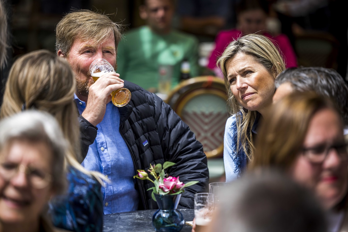 Een vegan salade, een biertje en spek met ei: Willem-Alexander en ...