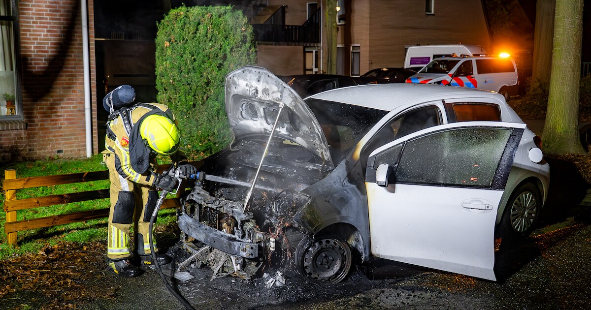 Auto brandt volledig uit in Wijchen | Regio | De Gelderlander.nl