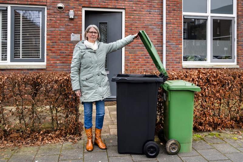 Rikky krijgt nieuwe gft-container van 180 liter en is daar helemaal ...