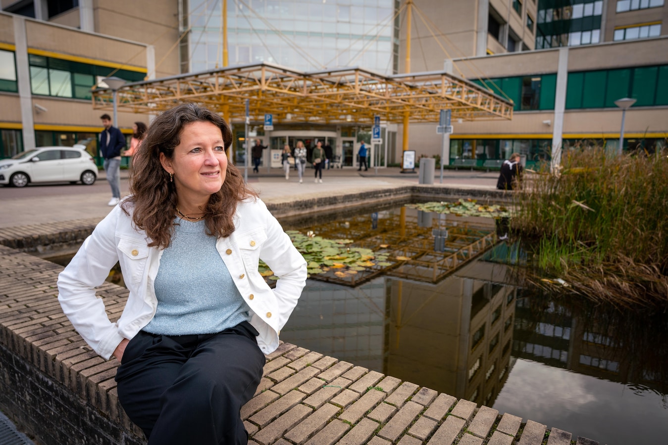 Bezem gaat flink door Arnhems ziekenhuis in ‘midlifecrisis’: vaarwel ...