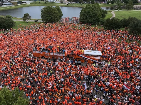 Iconische Oranjebus maakt indruk bij WK-duel in VS: ‘Zelfs agenten ...