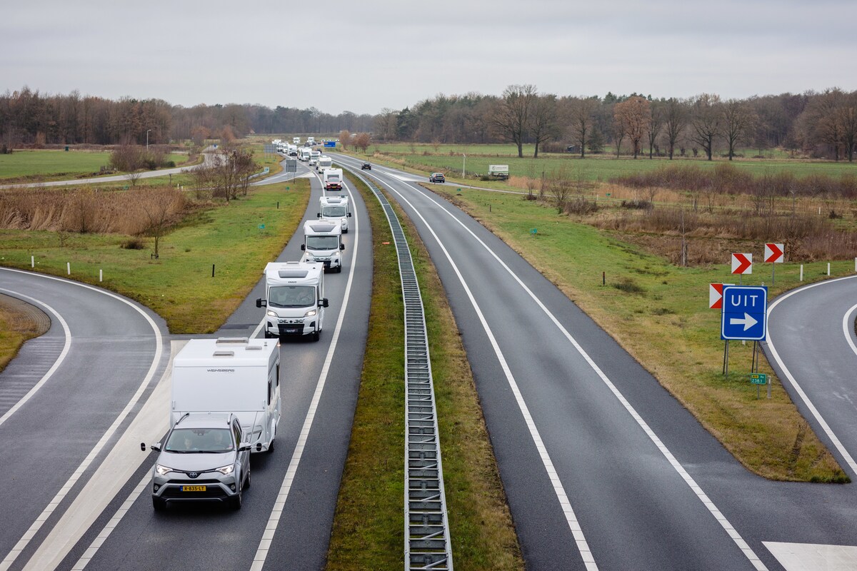 Hoe verhuis je 80 campers en caravans? In een heel lange optocht | Oost ...