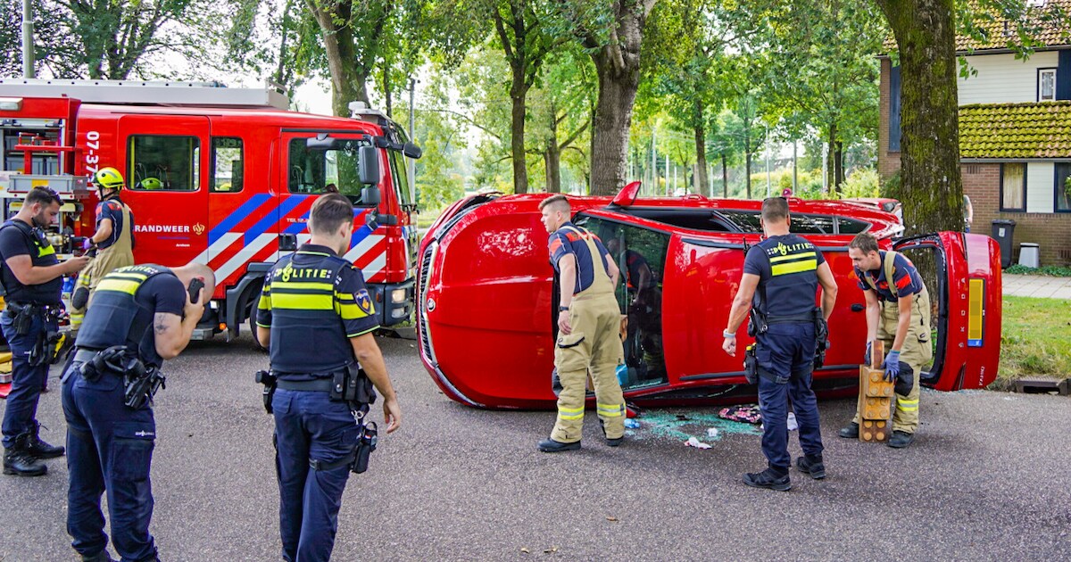 Auto schampt boom en voertuig valt op zijn zij: bestuurder overgebracht ...