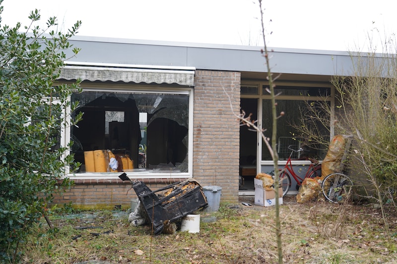 Bettie schrikt van gebons op de deur, ineens moeten zij en haar buren ...