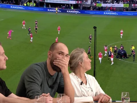 Bas Dost vecht tegen tranen als hij op tv moment dat hij in elkaar ...