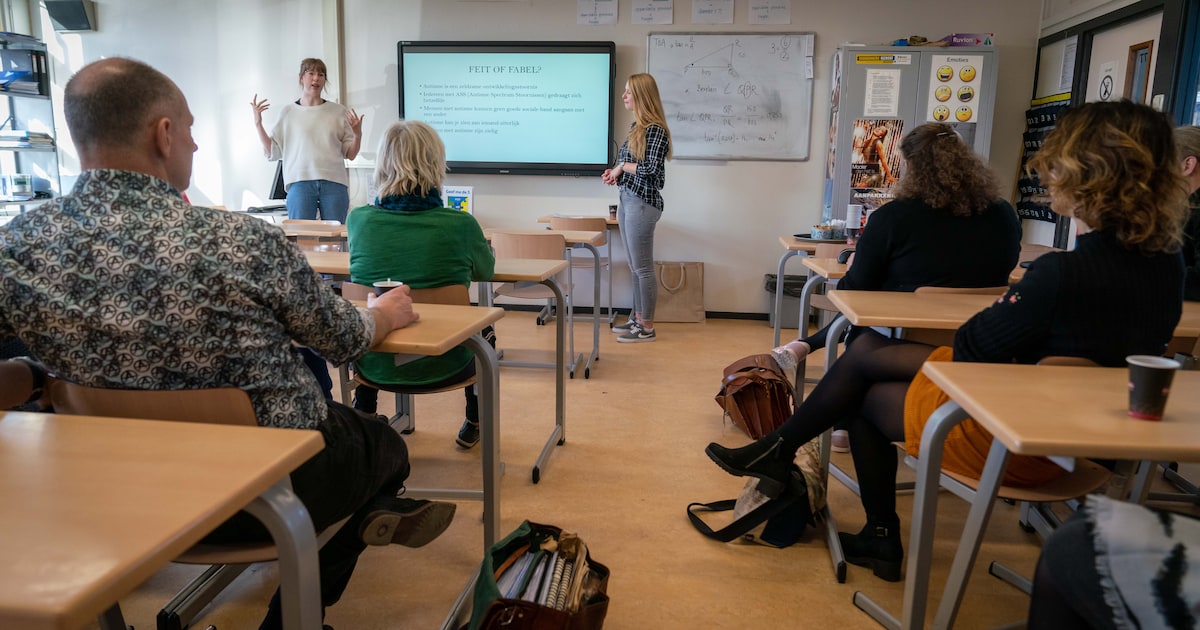 Leerlingen Judith en Esther leggen docenten uit hoe je ...
