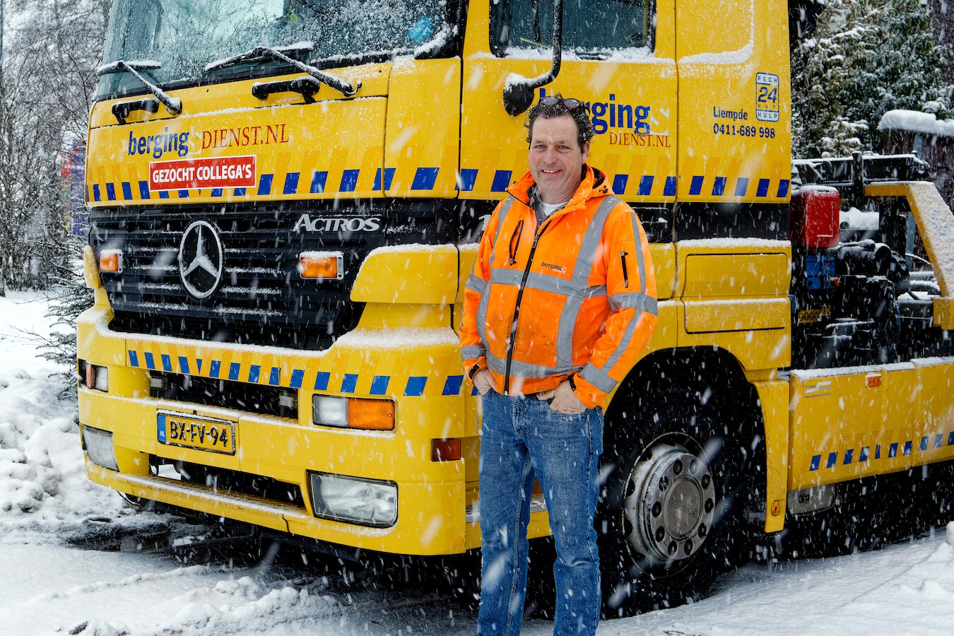 Moderne elektrische auto vast in de sneeuw, Wally zucht: ‘Die dingen ...