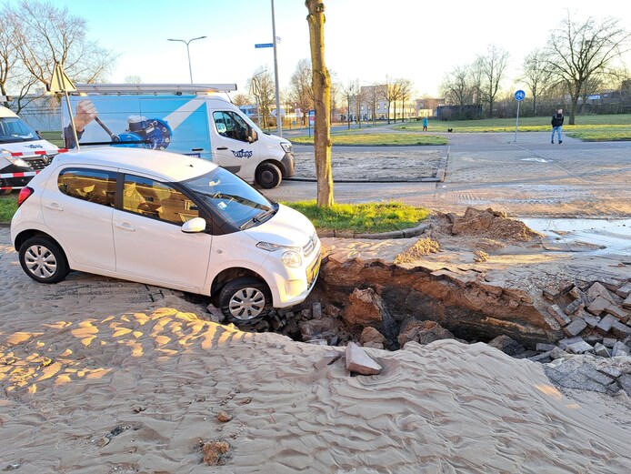 Waterproblemen in Nijmegen: auto verdwijnt deels in zinkgat, 28 ...