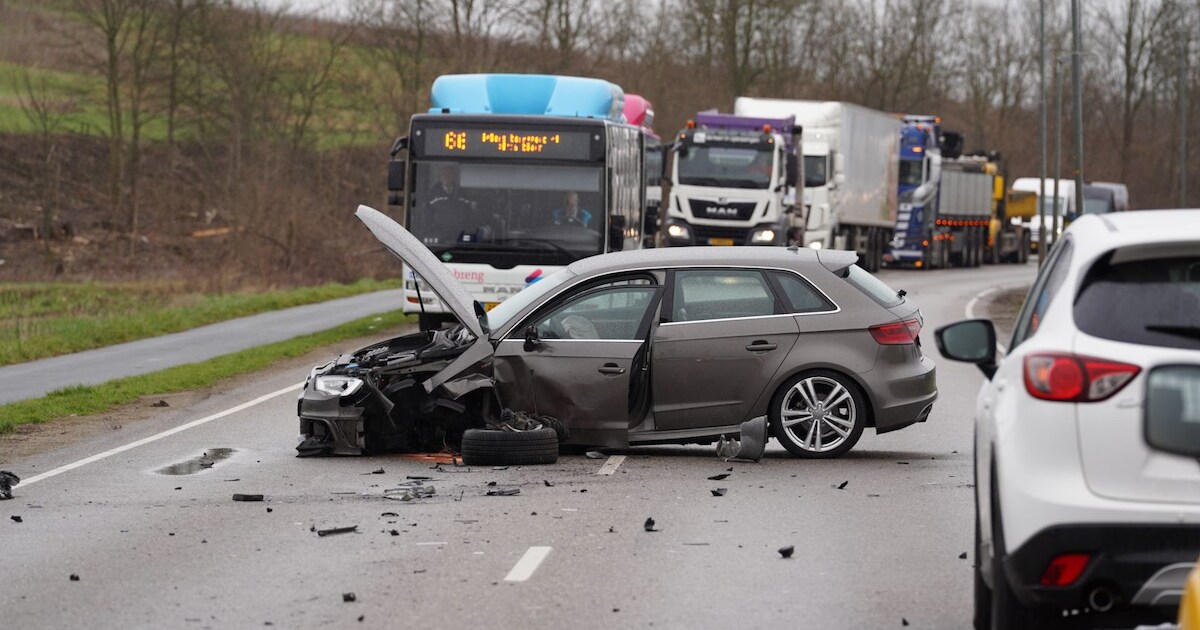 Zware frontale botsing in Westervoort: weg tijdelijk afgesloten | Regio ...
