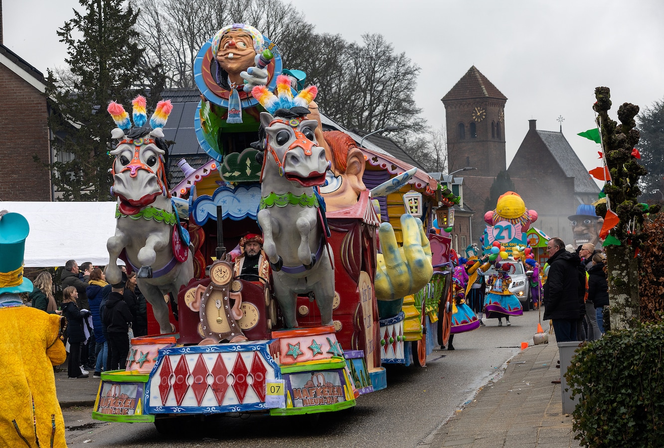 Angerlo maakt zich op voor Halfvasten: bouw van feesttent bij ...