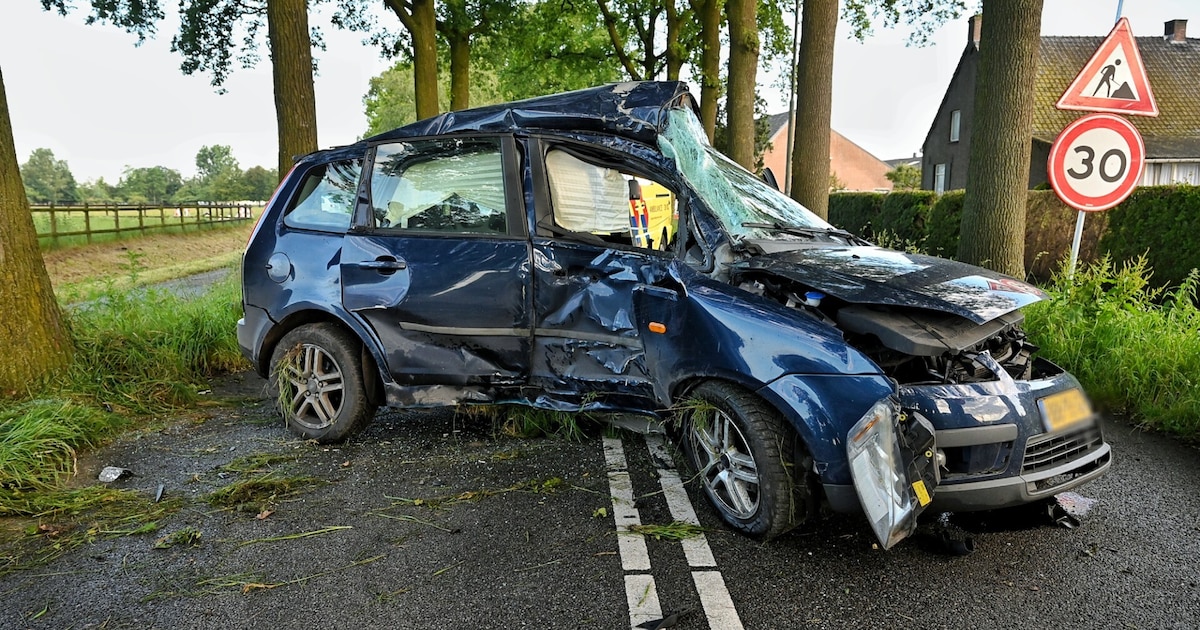 Ernstig ongeluk in Moergestel: auto slipt en knalt tegen boom aan ...