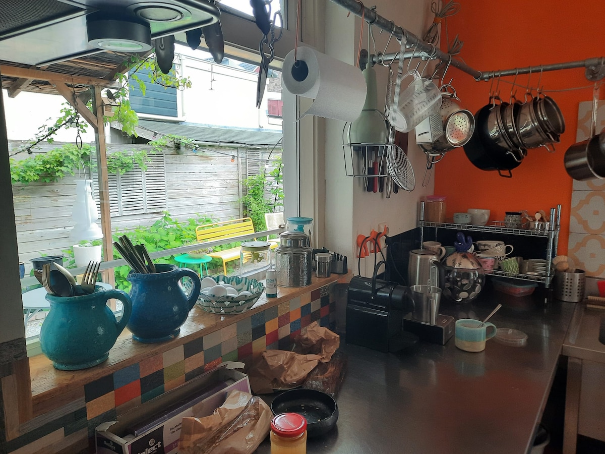 Josephine laat haar kunstzinnige huis en tuin in Apeldoorn zien: ‘Ik ...