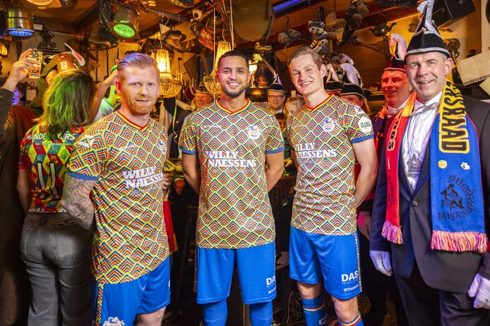 Hoe houdt RKC zijn feestshirt uniek? ‘Als carnaval niet in je genen zit ...