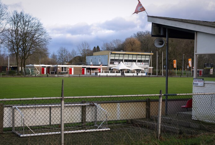 Dakloze topclub van weleer draait voetbaltoernooi in tenten, maar ...