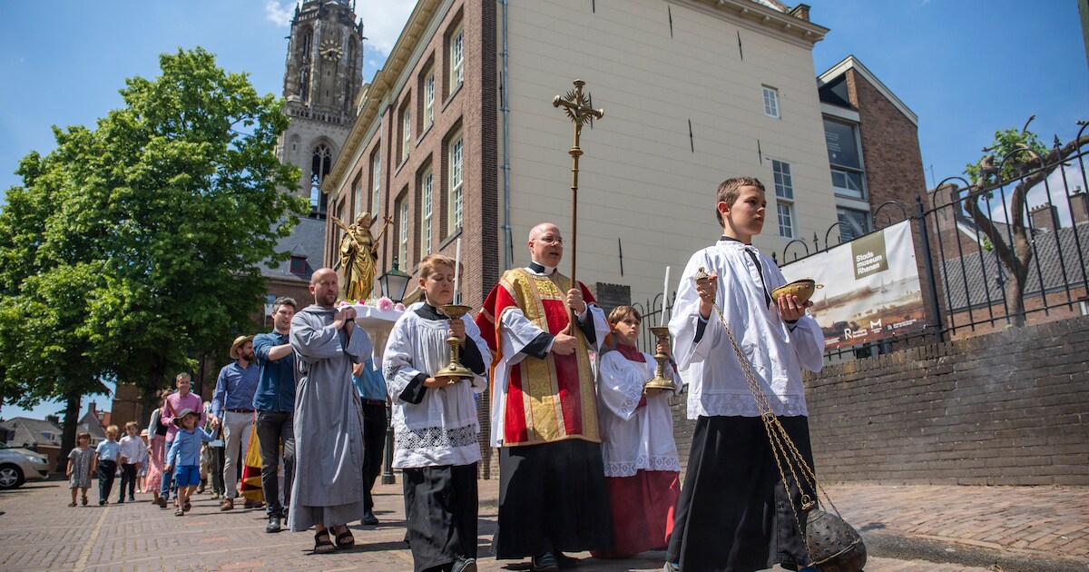 Processie voor Heilige Cunera in Rhenen na vele jaren in ere hersteld ...