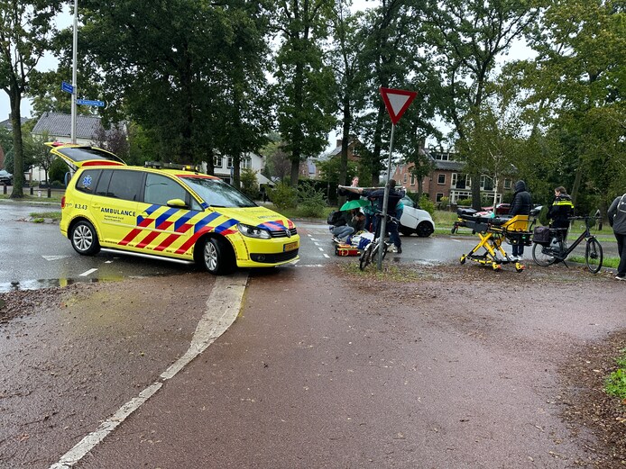 Aanrijding tussen fietsster en automobilist in Nijmegen, vrouw gewond naar het ziekenhuis ...