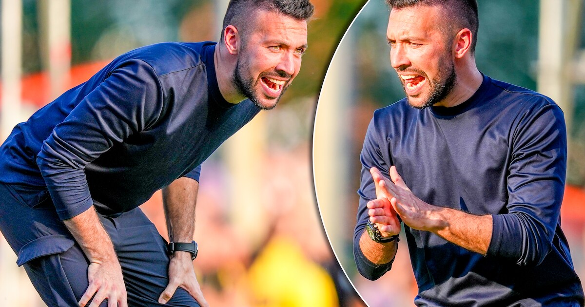 Als een back die zich laat inzakken, beweegt Ajax-trainer Francesco ...