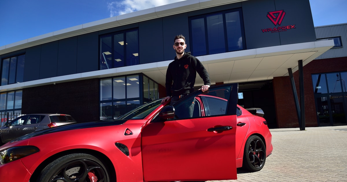 Alekos (22) ‘wrapt’ peperdure bolides van beroemde influencers: zijn ...