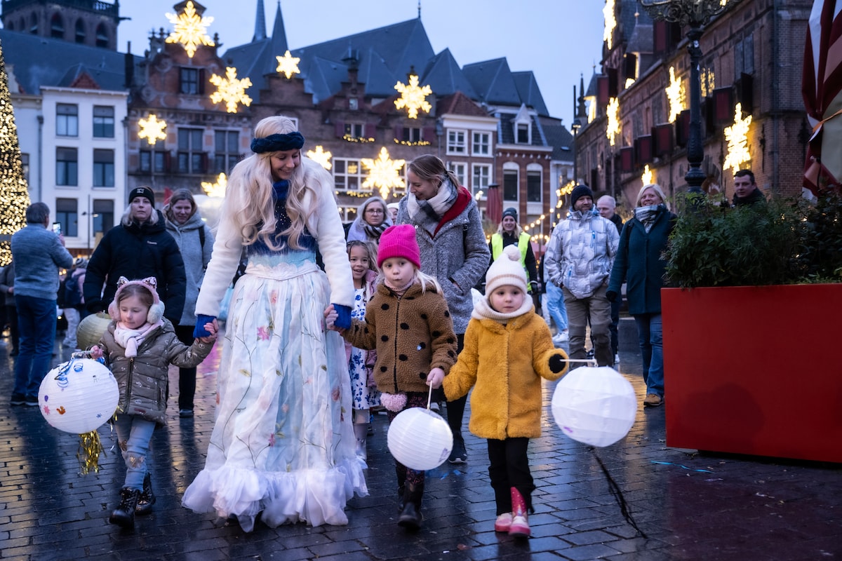 Kerstfee leidt de weg in de lichtjesoptocht voor het Amalia ...