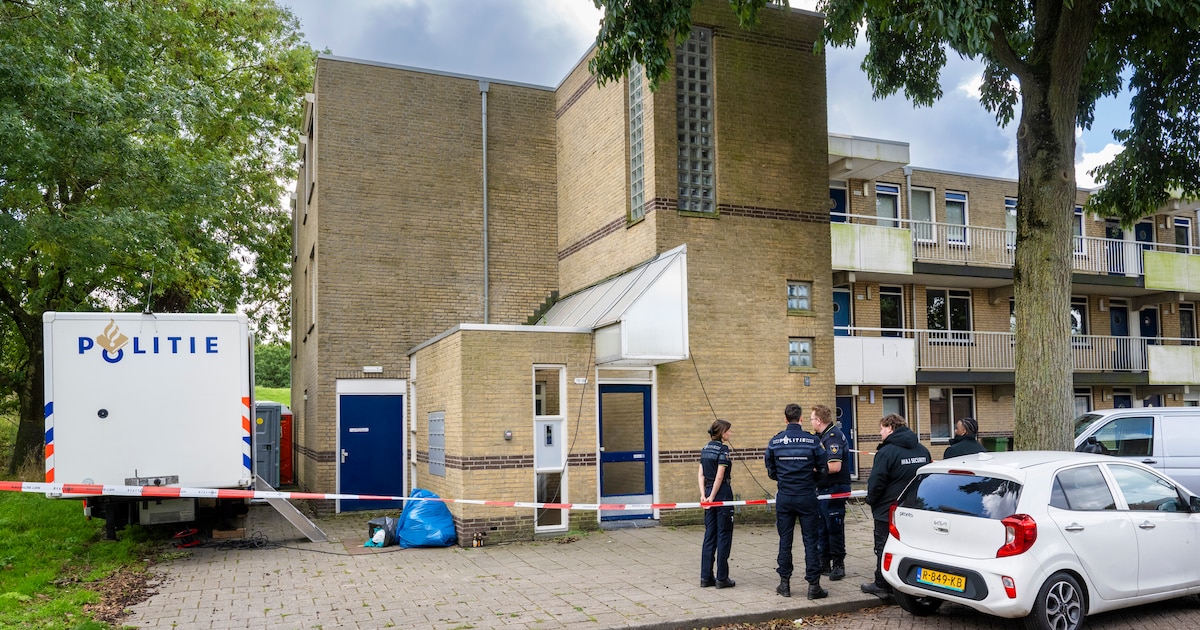 Dode 'radioman' (49) in flat, vrouw en man aangehouden: dit is wat we ...