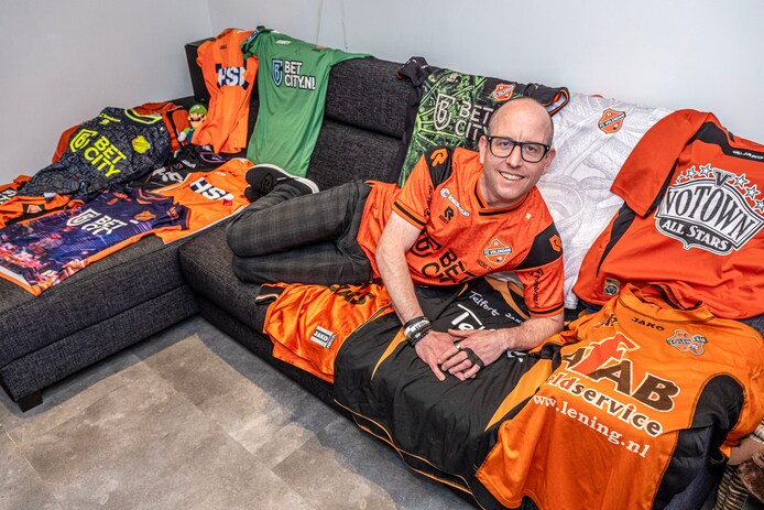 Tim (38) is al jaren supporter van een voetbalclub 150 kilometer verderop en nu is ‘hij ...
