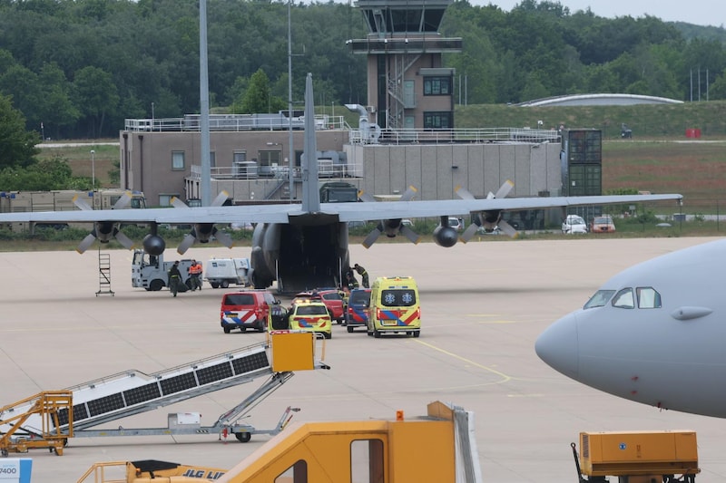 Militair vliegtuig maakt voorzorgslanding in Eindhoven na rookmelding ...