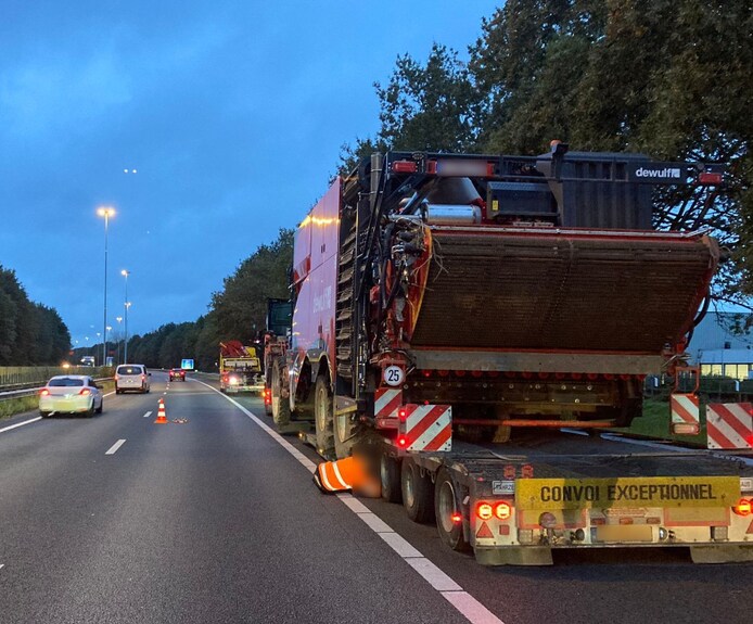 Vrachtwagen met klapband op A73, driekwartier vertraging | Land van ...