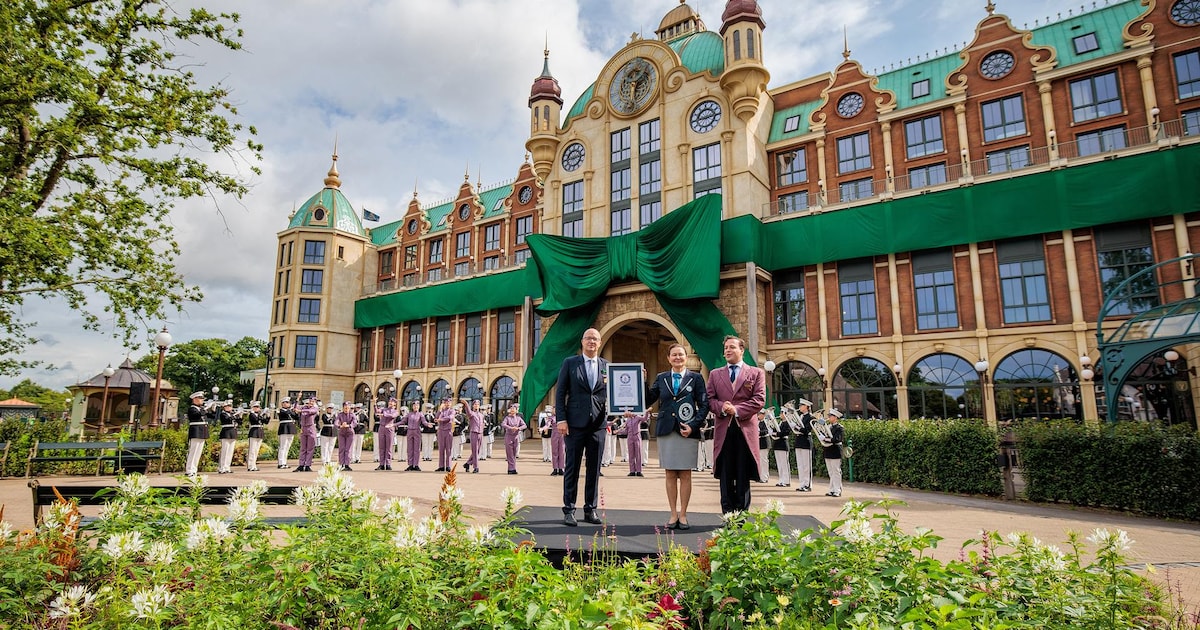 Efteling breekt wereldrecord: park versiert net geopend Grand Hotel met gigantische cadeaustrik ...