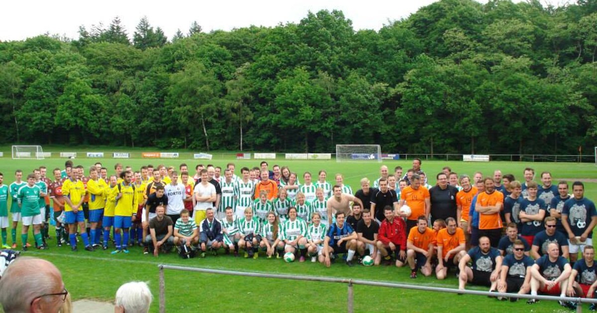 Familie en vrienden eren Michiel (32) voor 10e keer met voetbaltoernooi ...