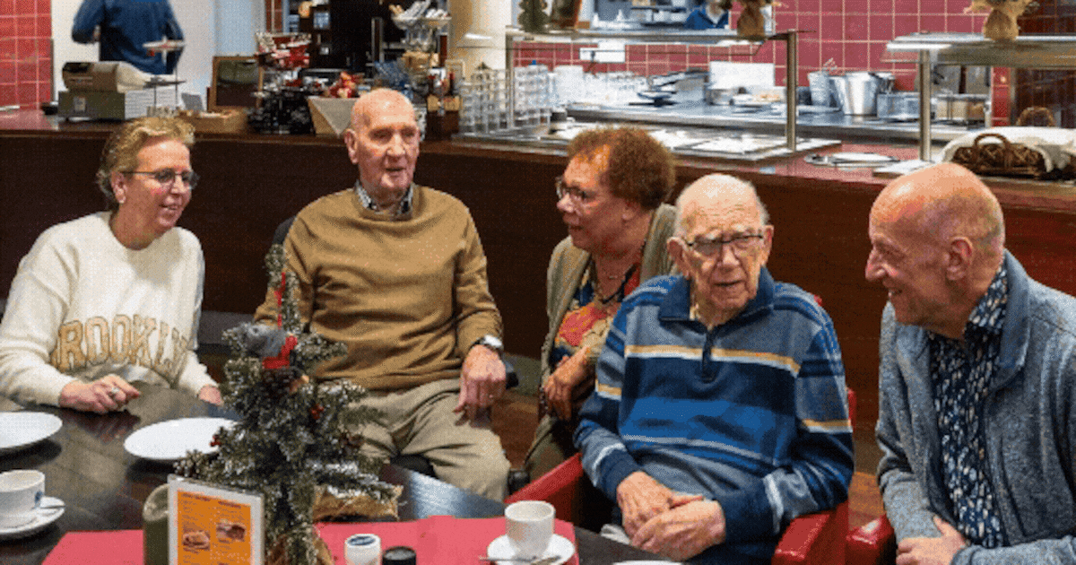 Gerard (88) at altijd met anderen, maar nu het restaurant sluit moet ...