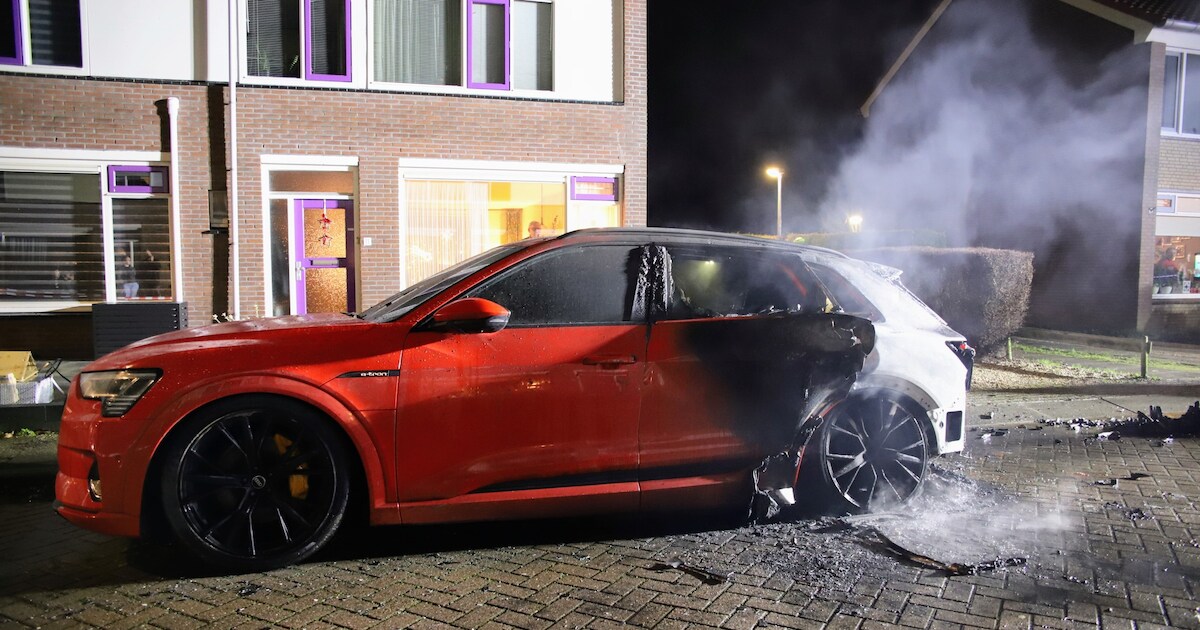 Auto brandt uit in Dodewaard | Regio | De Gelderlander.nl