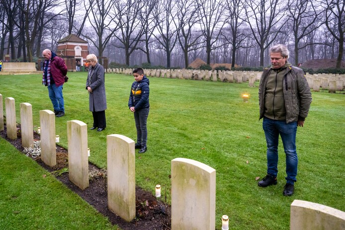 Oorlogsgraven in Oosterbeek staan weer in het licht: ‘Overal branden ...