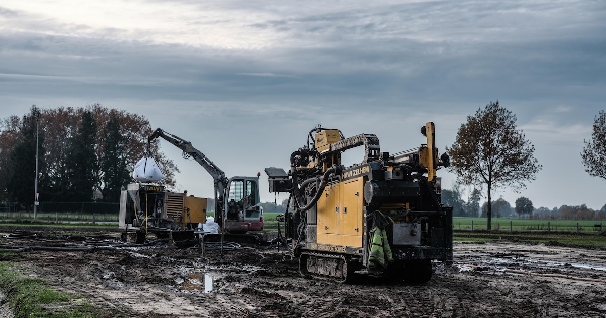 Hoe een gele machine op rupsbanden voor verwarming zorgt in deze ...