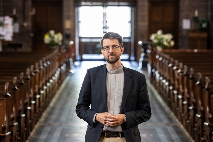 Van bedrijfskundestudent naar priester, Nick (32) deed het: ‘Het is een ...