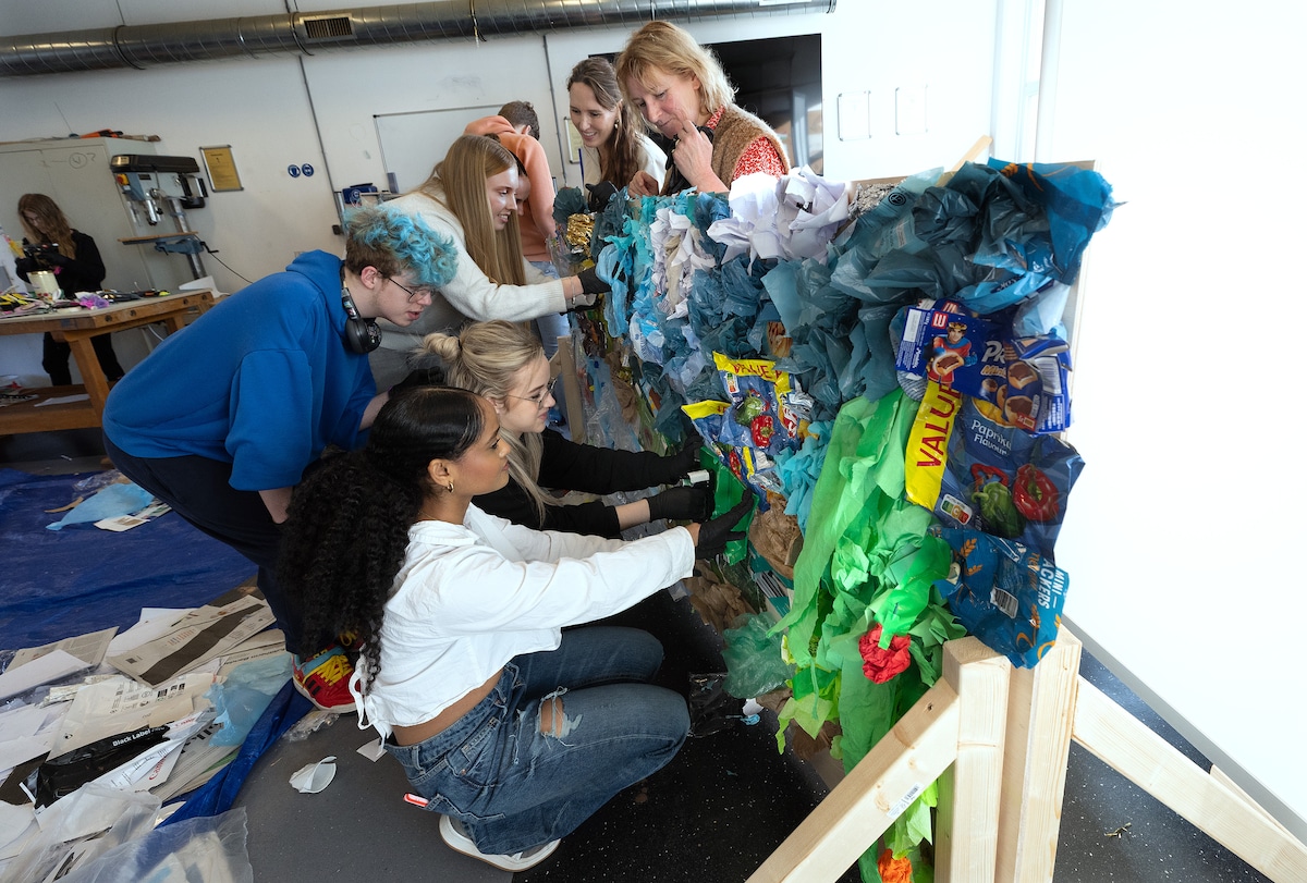 Studente Nena werkt graag mee aan het kunstwerk over afval | Doetinchem ...