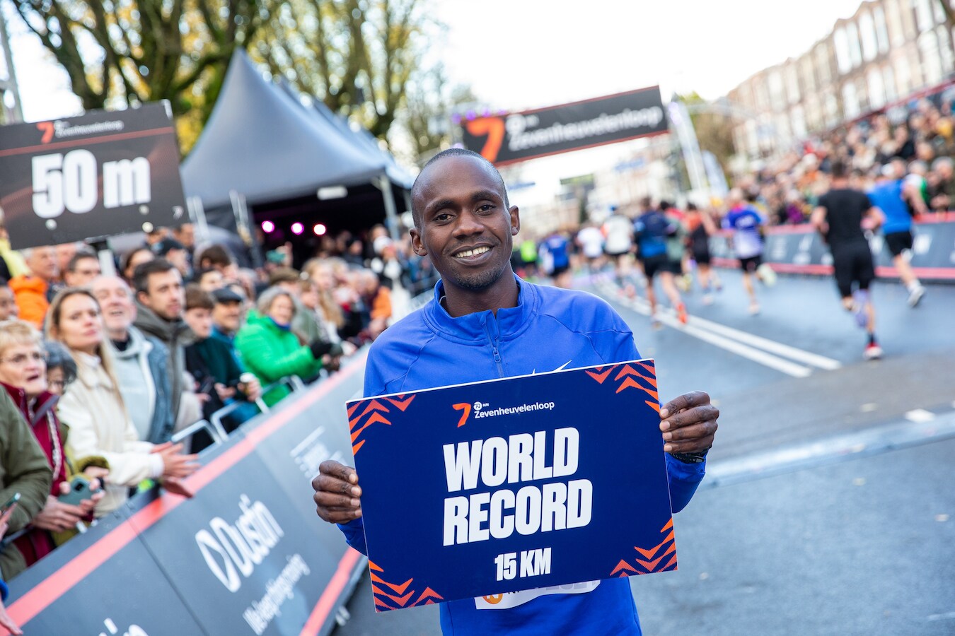 Oegandees Kiplimo prolongeert zijn titel in nieuw wereldrecord tijdens ...