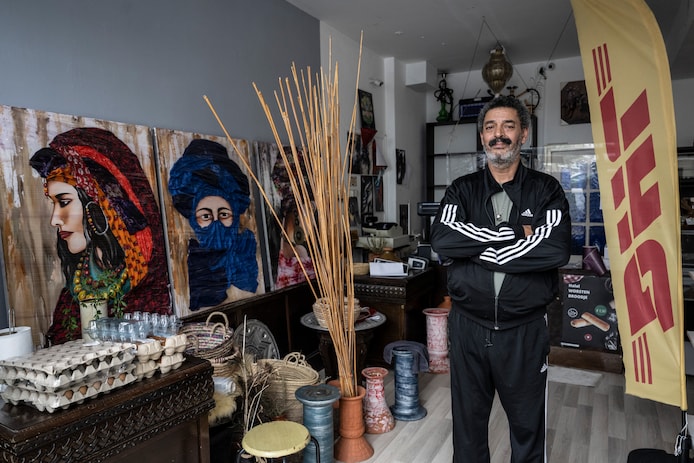 Radouan (58) heeft tranen in zijn ogen: hij moet zijn buurtsuper ...