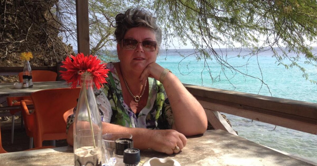 Roelie (70) zwaait tot het laatste moment gasten uit vanuit haar hotel ...