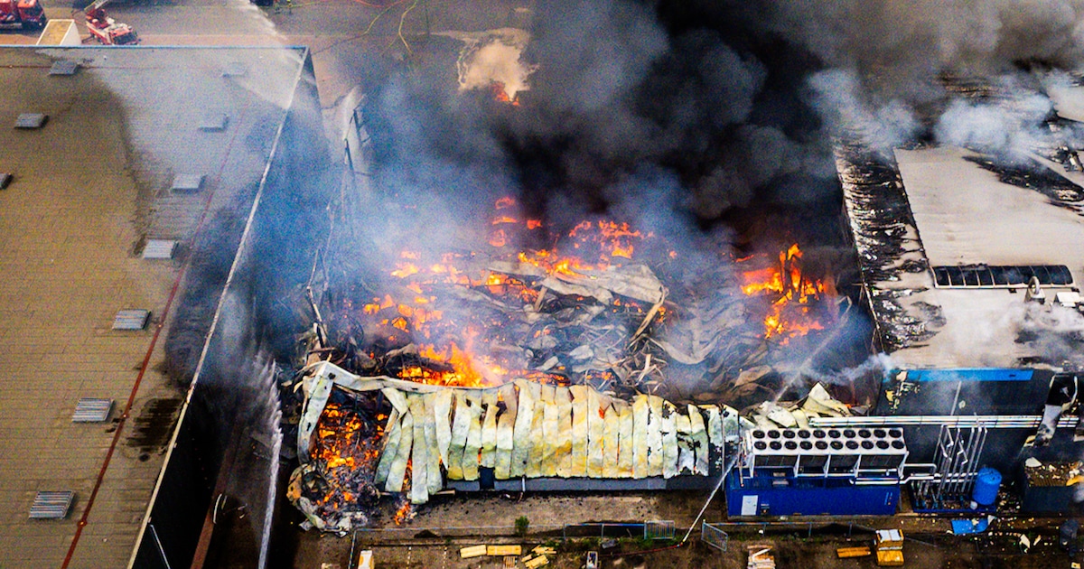 LEES TERUG Brand Veenendaal | Sein brand meester gegeven, nablussen gaat nog lang door ...