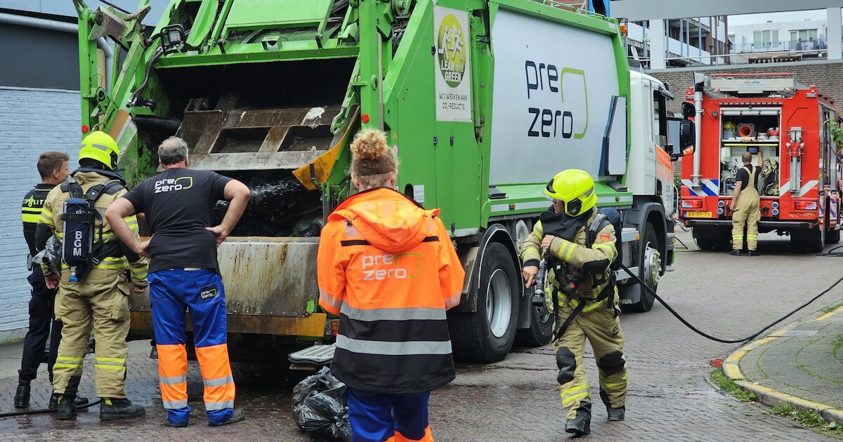 Vrachtwagen in de fik achter supermarkt in Wageningen, personeel helpt ...