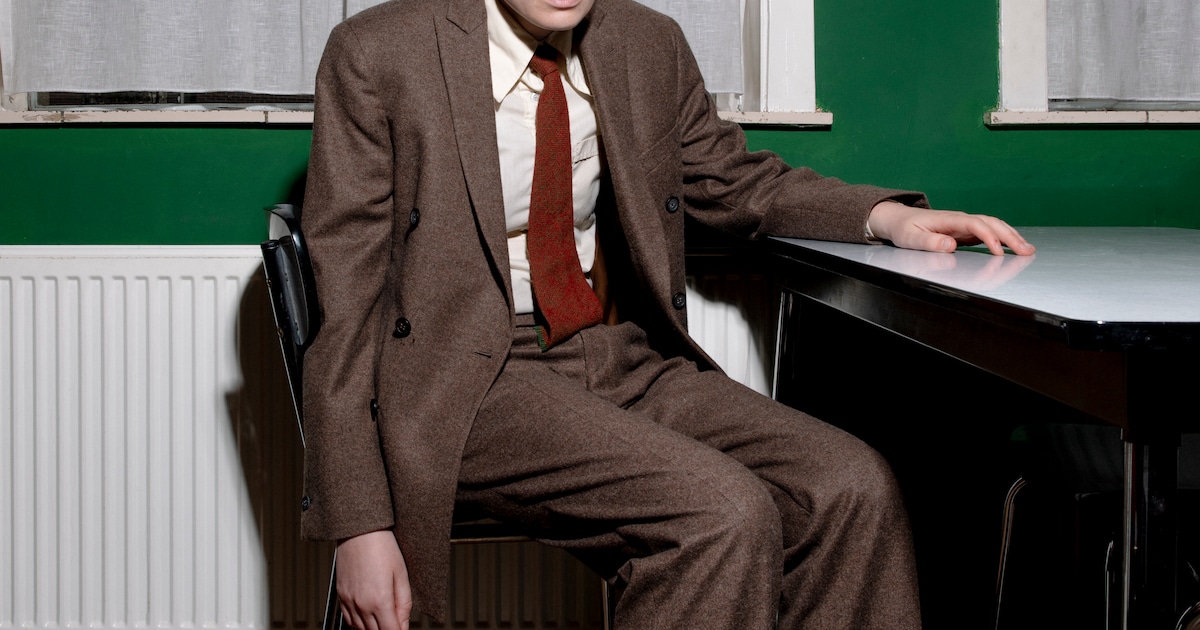 Elmer amuseert en irriteert, in een vol Luxor Live, inclusief plaksnor ...