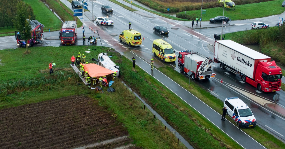 Twee mensen naar het ziekenhuis bij botsing tussen twee auto's op ...