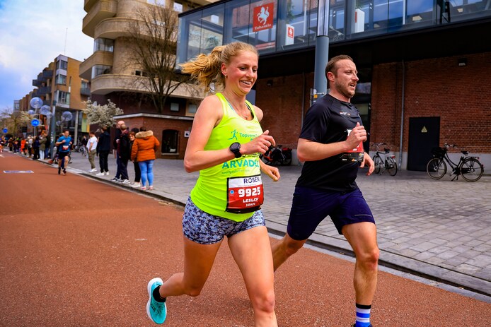 Lesley snelt hoogzwanger naar tweede tijd op 10 kilometer: ‘Oh mama ...