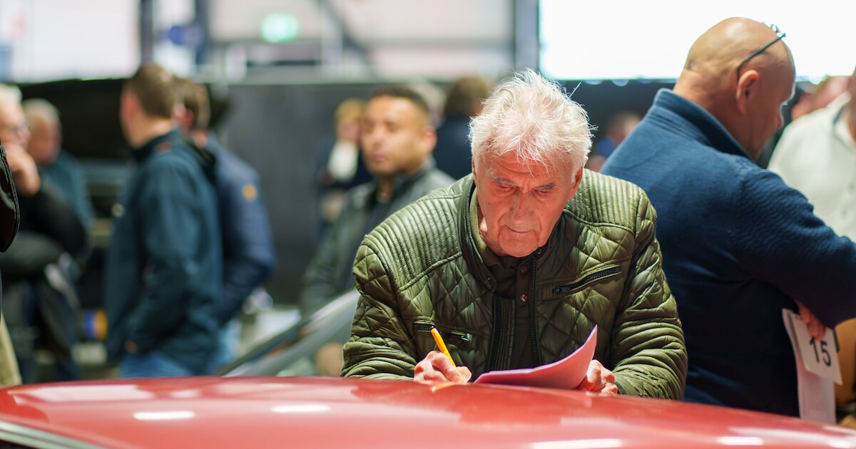 Terwijl de fiscus zijn auto’s veilt, kijkt bekende dealer Piet (80) met ...