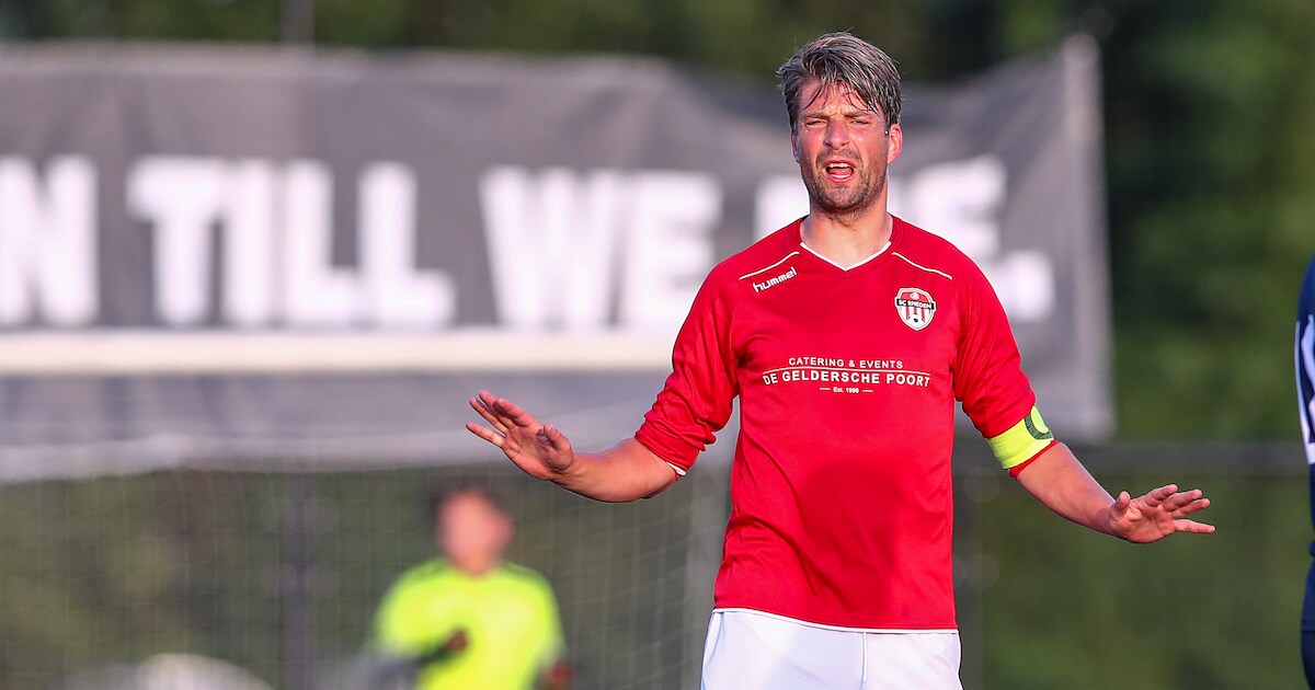 Plots staat ex-aanvoerder als hoofdtrainer voor de spelersgroep bij SC ...