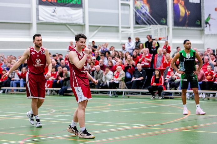 Honderden enthousiaste basketbalfans zien Wyba de titel pakken: ‘Er ...