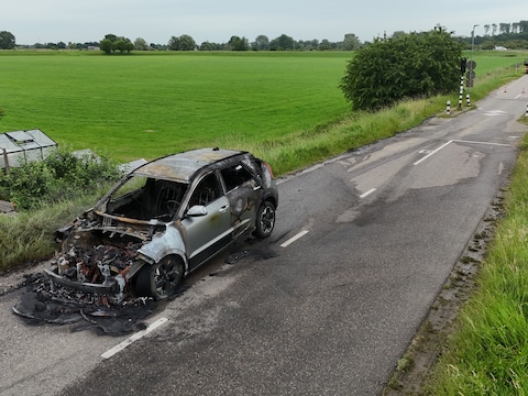 Inzinkbare paal raakt accu van elektrische auto, voertuig volledig ...