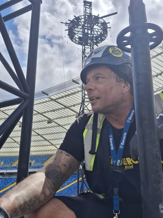 Robert (52) bouwt podia voor de grootste bands ter wereld | Foto ...